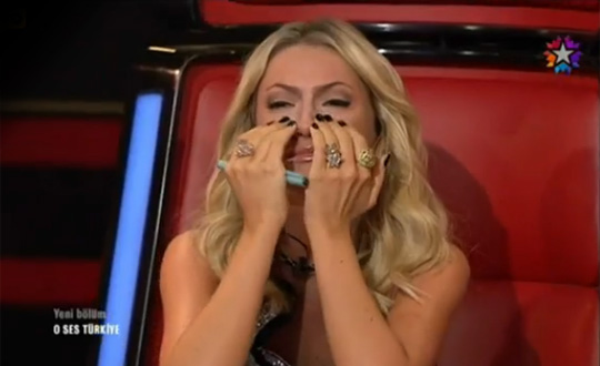 Genç yarışmacı Hadise'yi ağlattı