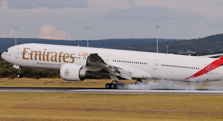 Emirates Dubai'ye patlak lastik ile indi