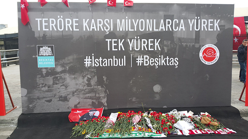 Beşiktaş şehitlerine karanfilli anma