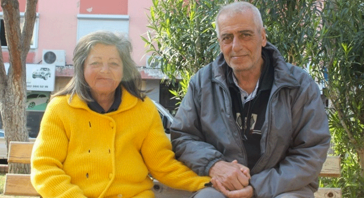 Birbirlerinden ayrılmamak için parklarda yaşıyorlar