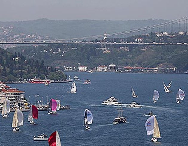 İstanbul Boğazı'nda yelken yarışları
