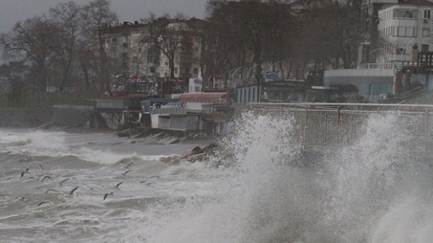 Batı Karadeniz'de kuvvetli rüzgar nedeniyle dalga boyu 5 metreyi buldu