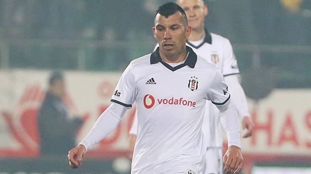 Gary Medel sezon sonunu bekliyor