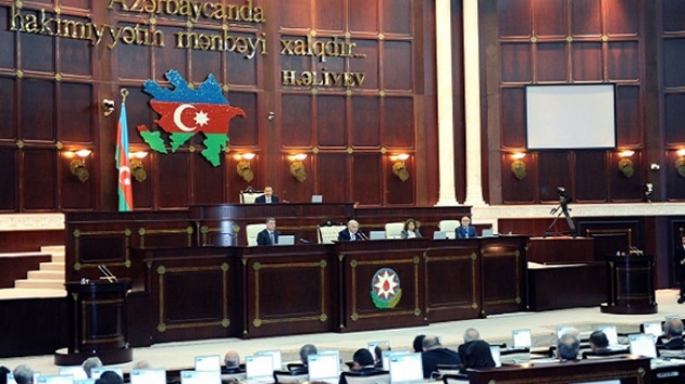 Azerbaycan'da iktidar partisi YAP parlamentonun feshi için başvurdu