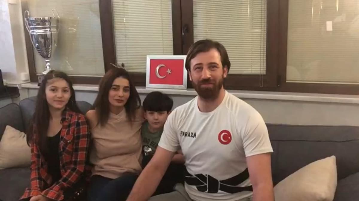 Milli karateci Enes Erkan, evde ailesiyle antrenman yapıyor