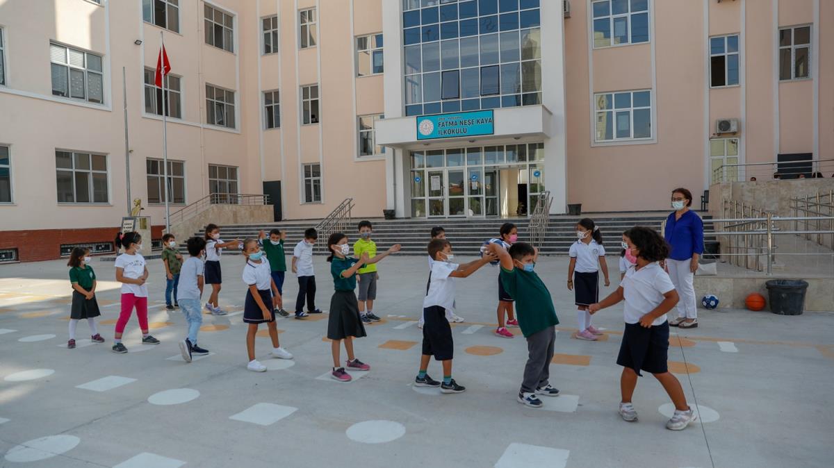 Öğrenci, öğretmen ve veliler yüz yüze eğitimden mutluluk duyuyor