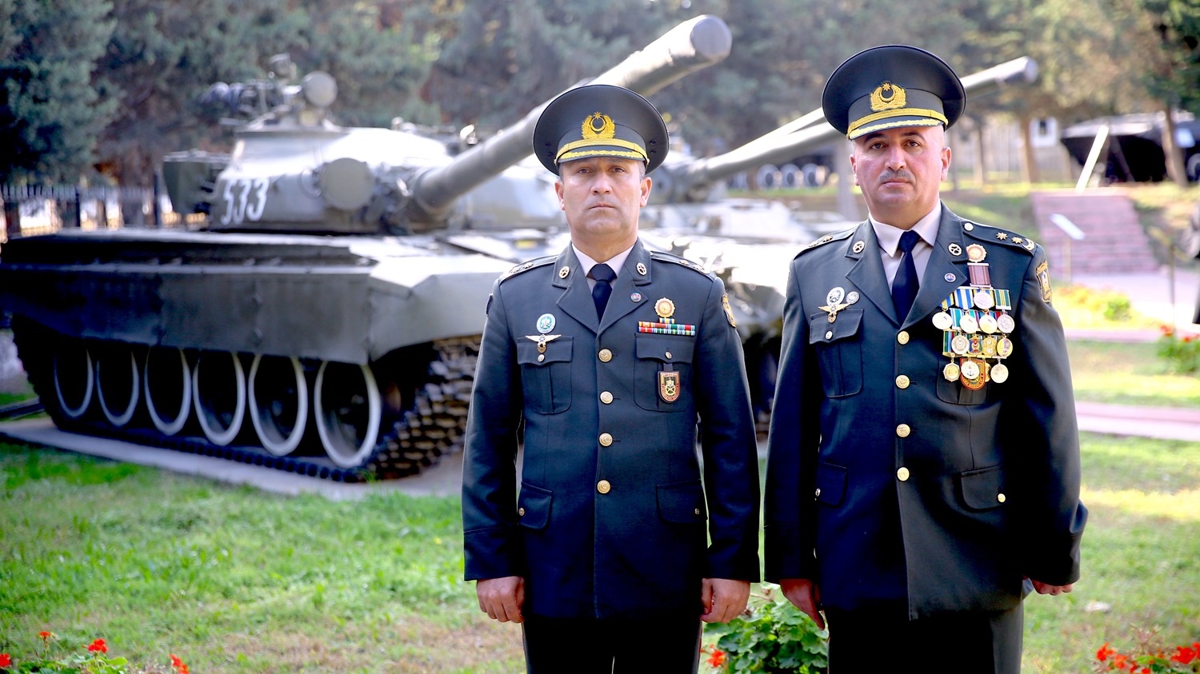 Azerbaycanlı subaylar 2 yıl önce topraklarını işgalden kurtarmanın ...