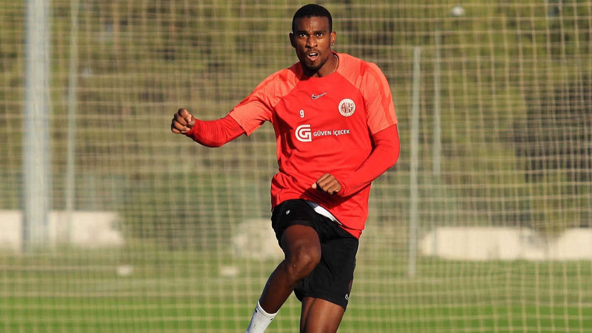 Antalyaspor'un golcüsü Haji Wright 2022 Dünya Kupası'nda