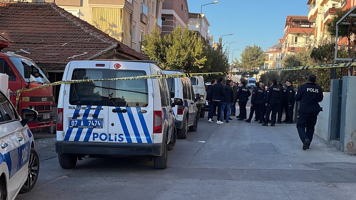 Antalya'da polis bıçakla yaralandı
