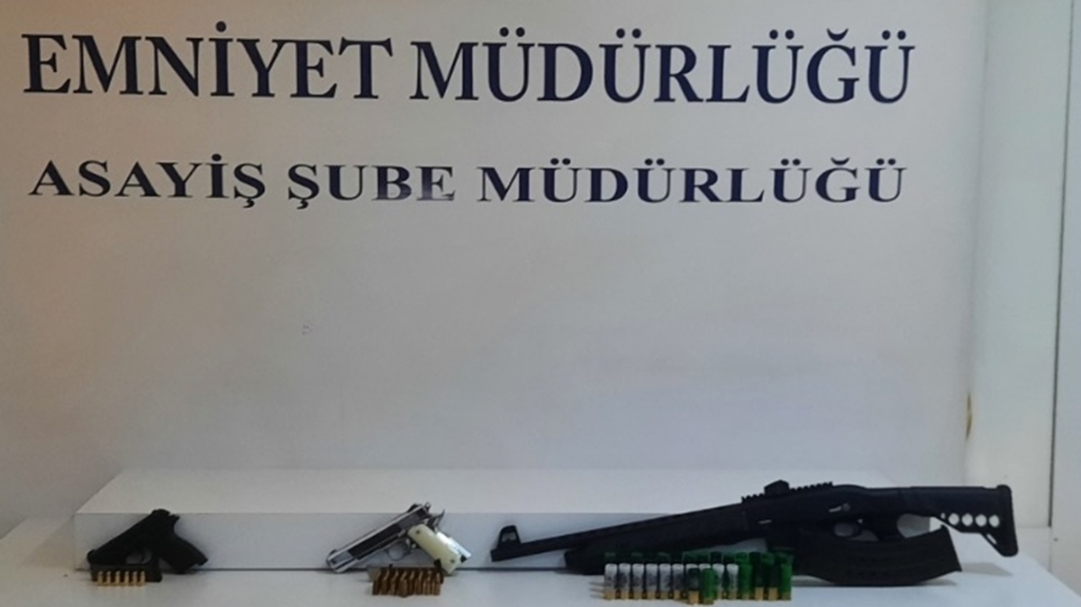 Araç plakası çalan ve iş yerlerinden hırsızlık yapan 4 zanlı tutuklandı
