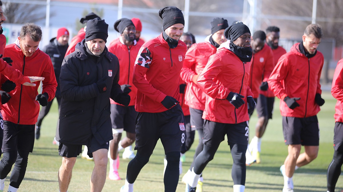 Sivasspor sahasında Adana Demirspor'u ağırlıyor