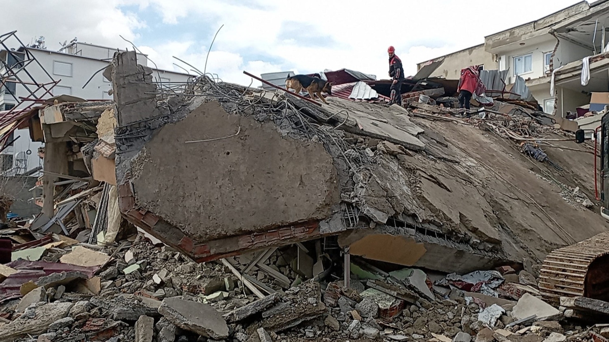 Mehmetçik, Hatay'da anne ile çocuklarını enkazdan sağ kurtardı Mehmetçik, Hatay'da anne ile çocuklarını enkazdan sağ kurtardı
