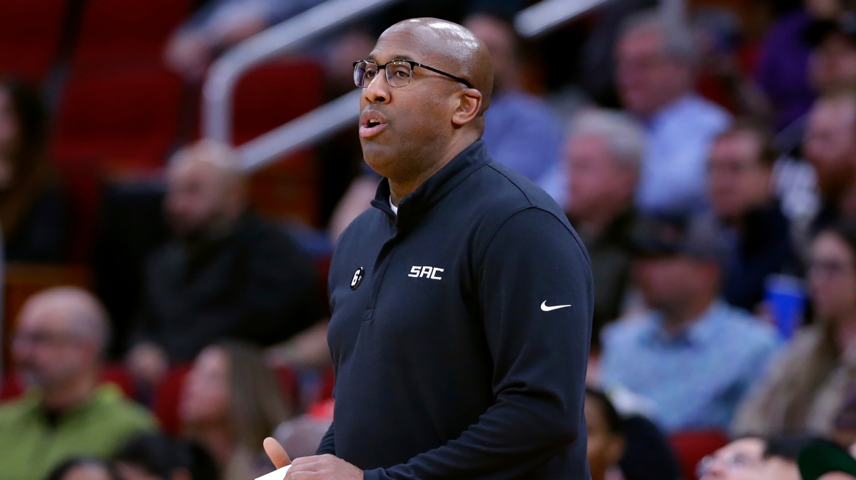 Mike Brown NBA'de yılın başantrenörü seçildi