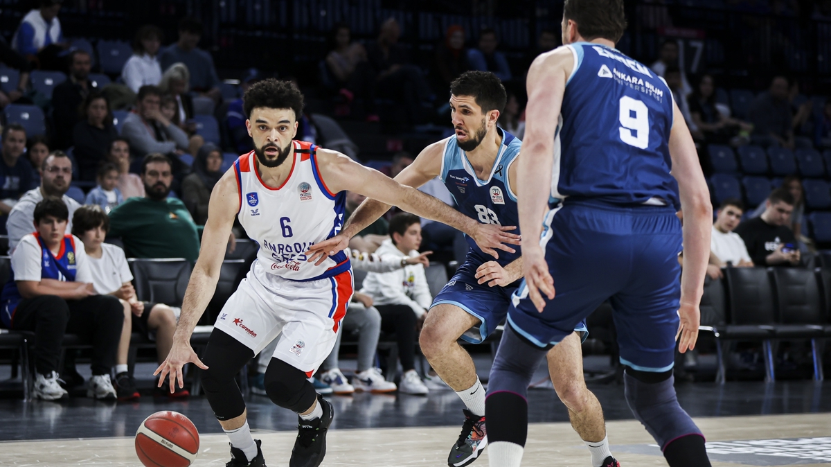 Anadolu Efes, lider Türk Telekom'u sahasında yıktı