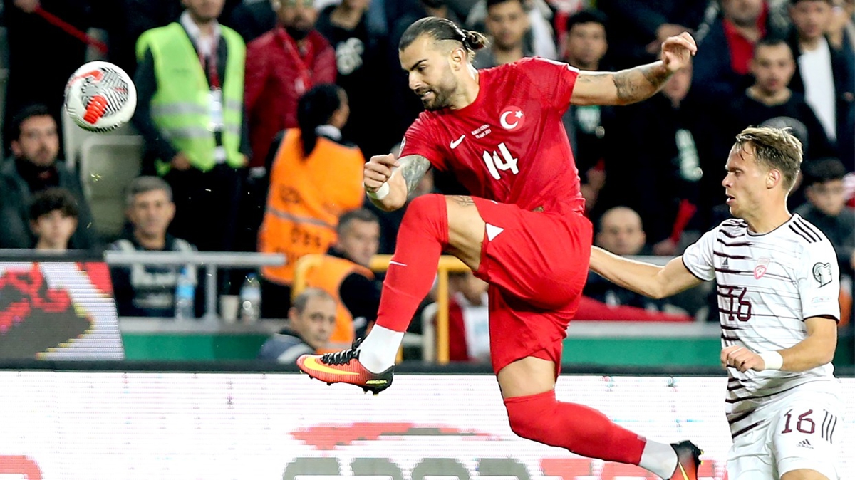 Abdulkerim Bardakçı formayı bırakmıyor